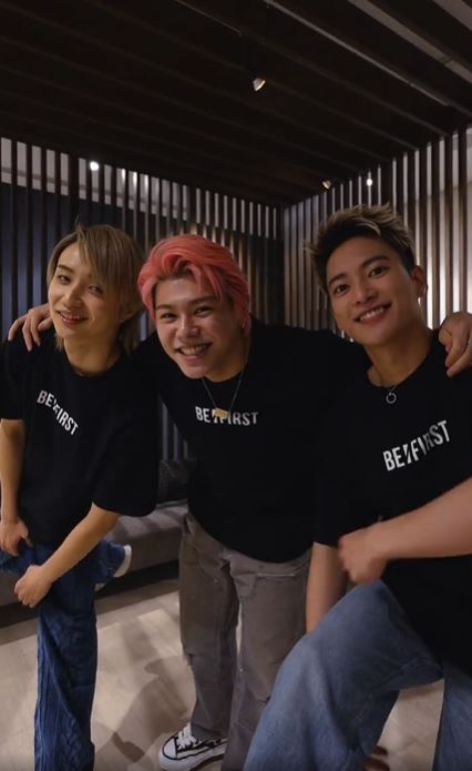 BE:FIRST・LEO、両手でJUNON＆RYOKIを引き寄せる仲良し感。ビジュ良すぎな年長組の「Bye-Good-Bye」 | 歌詞検索サイト【UtaTen】ふりがな付