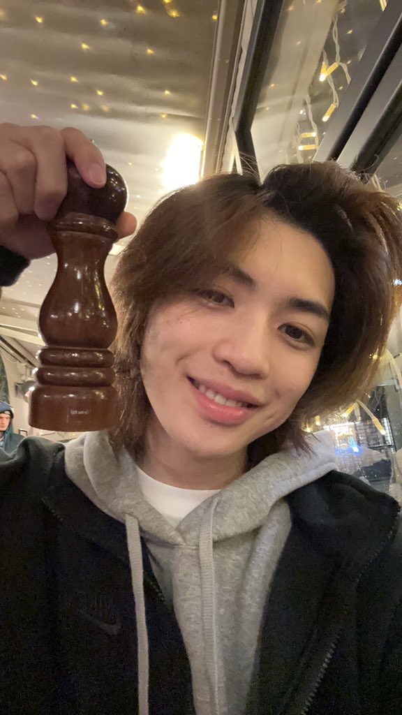 岩橋玄樹、超小顔！顔サイズのペッパー持ち上げてニッコリ | 歌詞検索サイト【UtaTen】ふりがな付