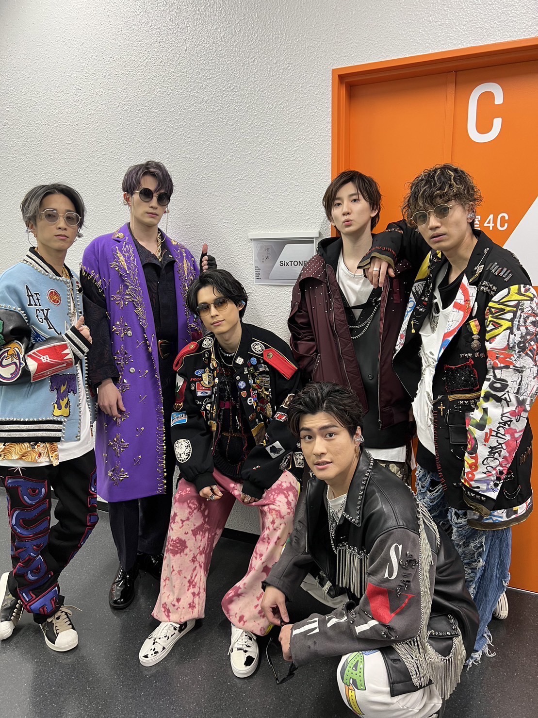 SixTONES、初のドームコンサートを発表！キラキラ衣装の爆イケショットがかっこよすぎ | 歌詞検索サイト【UtaTen】ふりがな付