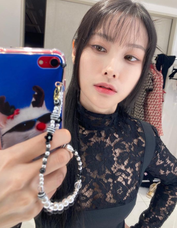 KARA・ギュリ、色気溢れる自撮りにドキドキ。クールな表情もほんわか笑顔も美しすぎる！ | 歌詞検索サイト【UtaTen】ふりがな付