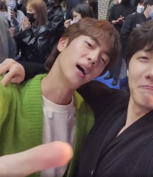 BTS・J-HOPE、ジンと肩組む姿がエモさ満点！嬉しそうな2人の笑顔にファン歓喜 | 歌詞検索サイト【UtaTen】ふりがな付
