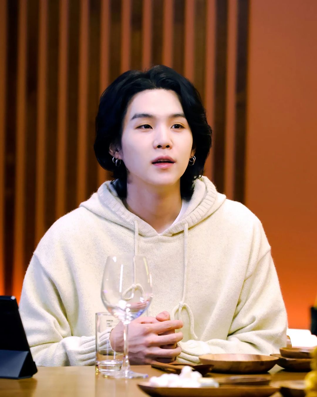 BTS・シュガ、オフホワイトのニットパーカーコーデが最強！「シュチタ」で見せる楽しそうな表情が癒し | 歌詞検索サイト【UtaTen】ふりがな付