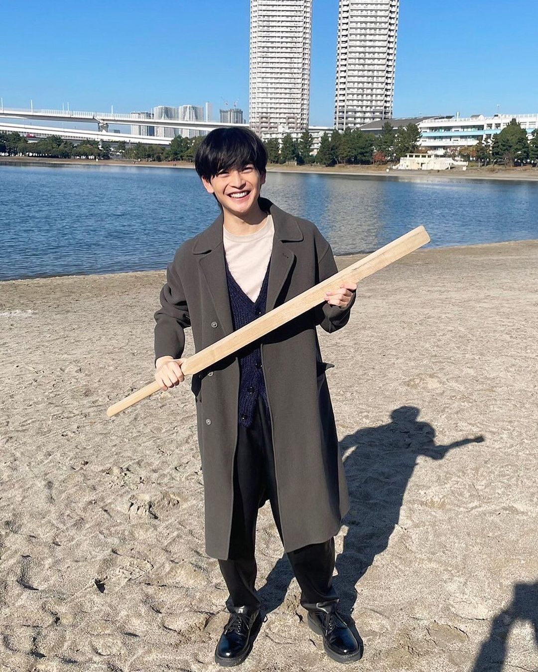 高橋文哉、海をバックにした人懐っこい笑顔にキュンキュン。ドッキリを仕掛けられても安定の爽やかさ | 歌詞検索サイト【UtaTen】ふりがな付