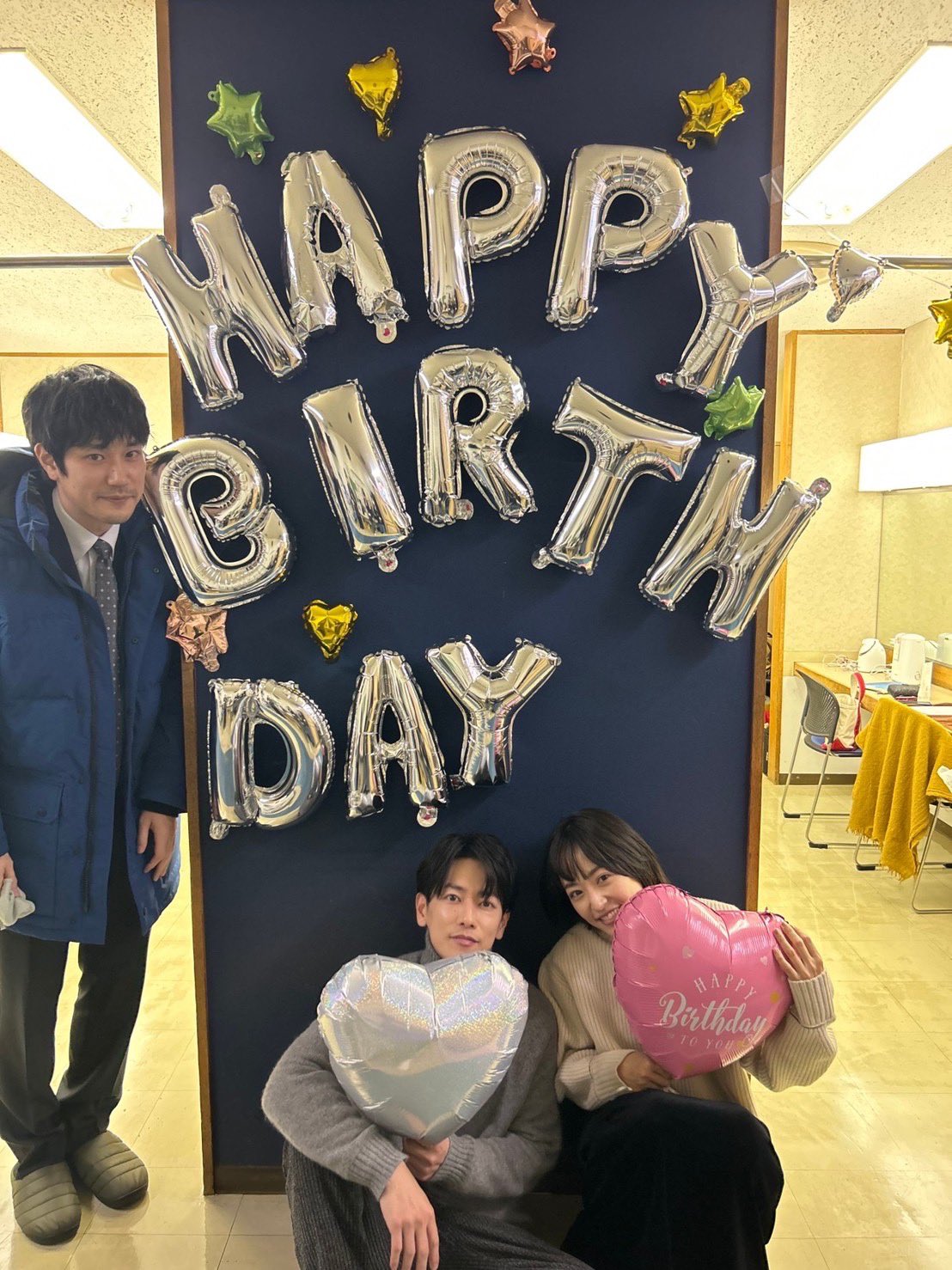 佐藤健、井上真央の誕生日をお祝い！「100万回言えばよかった」ハートのバルーンを持つ2人にキュンっ | 歌詞検索サイト【UtaTen】ふりがな付