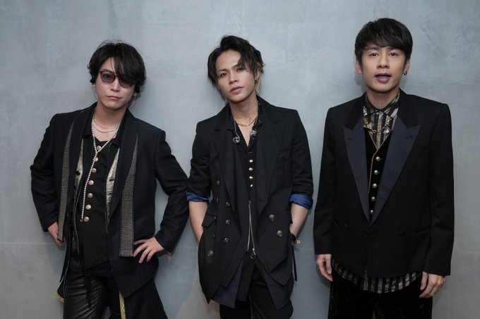 KAT-TUN・亀梨和也、上田竜也、中丸雄一の間違いなくカッコいい黒衣装ビジュアル！ | 歌詞検索サイト【UtaTen】ふりがな付