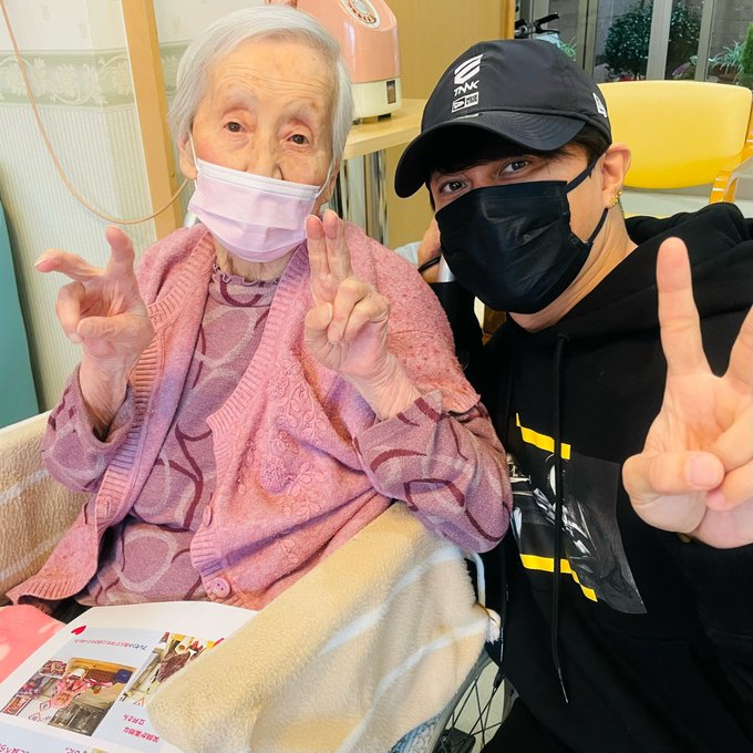 西川貴教、最愛の祖母とピース！100歳のお祝いに駆けつけ「さすがッス！」ファンも祝福 | 歌詞検索サイト【UtaTen】ふりがな付