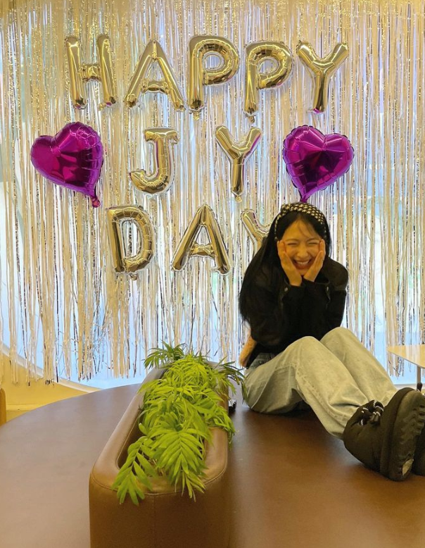 KARA・知英、誕生日をフライングでお祝い？！幸せいっぱいな弾ける笑顔にキュンキュン！ | 歌詞検索サイト【UtaTen】ふりがな付