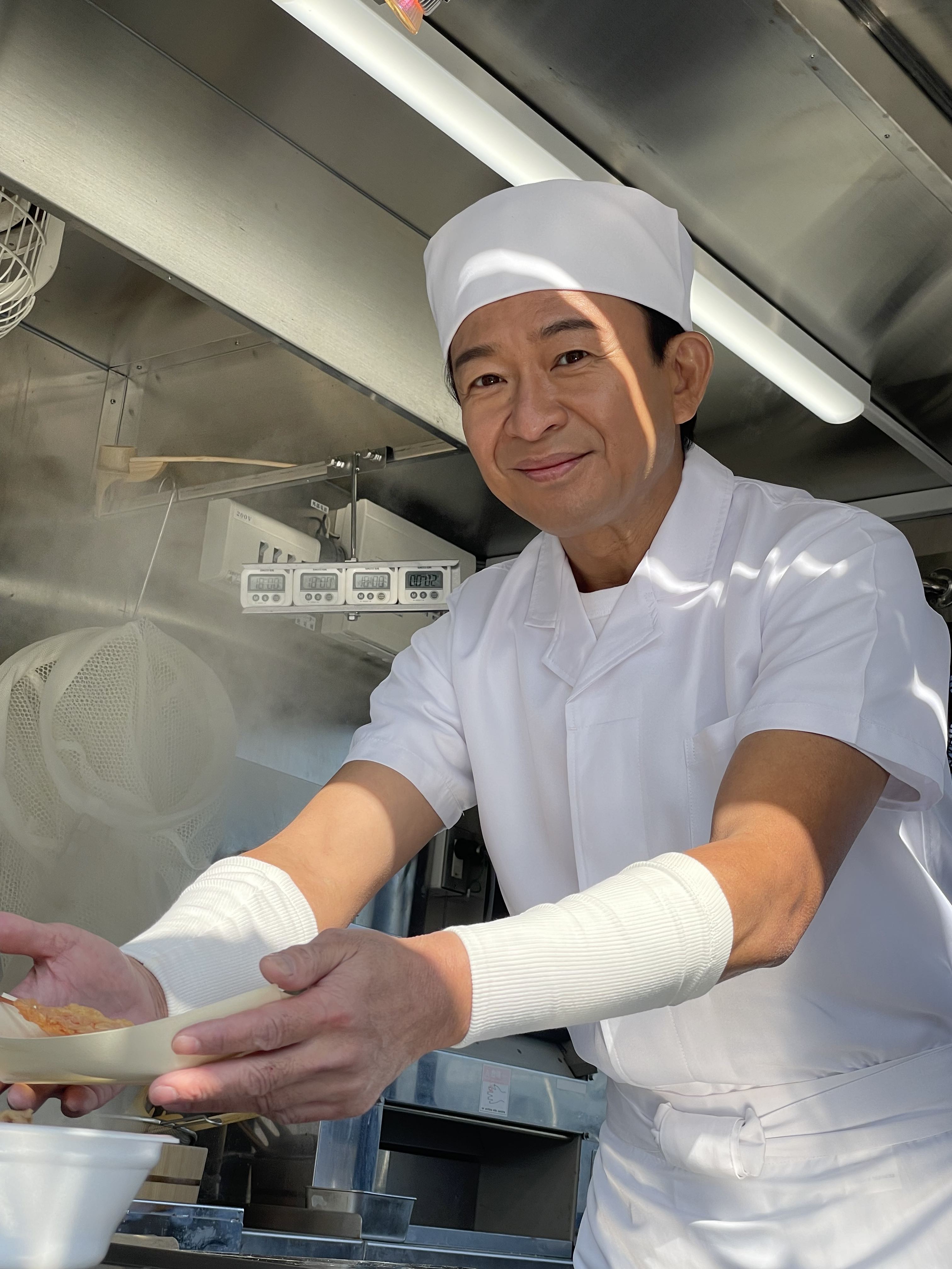 城島茂、社長から丸亀製麺の店長に！？キッチンカーで大阪を訪れた様子を公開 | 歌詞検索サイト【UtaTen】ふりがな付