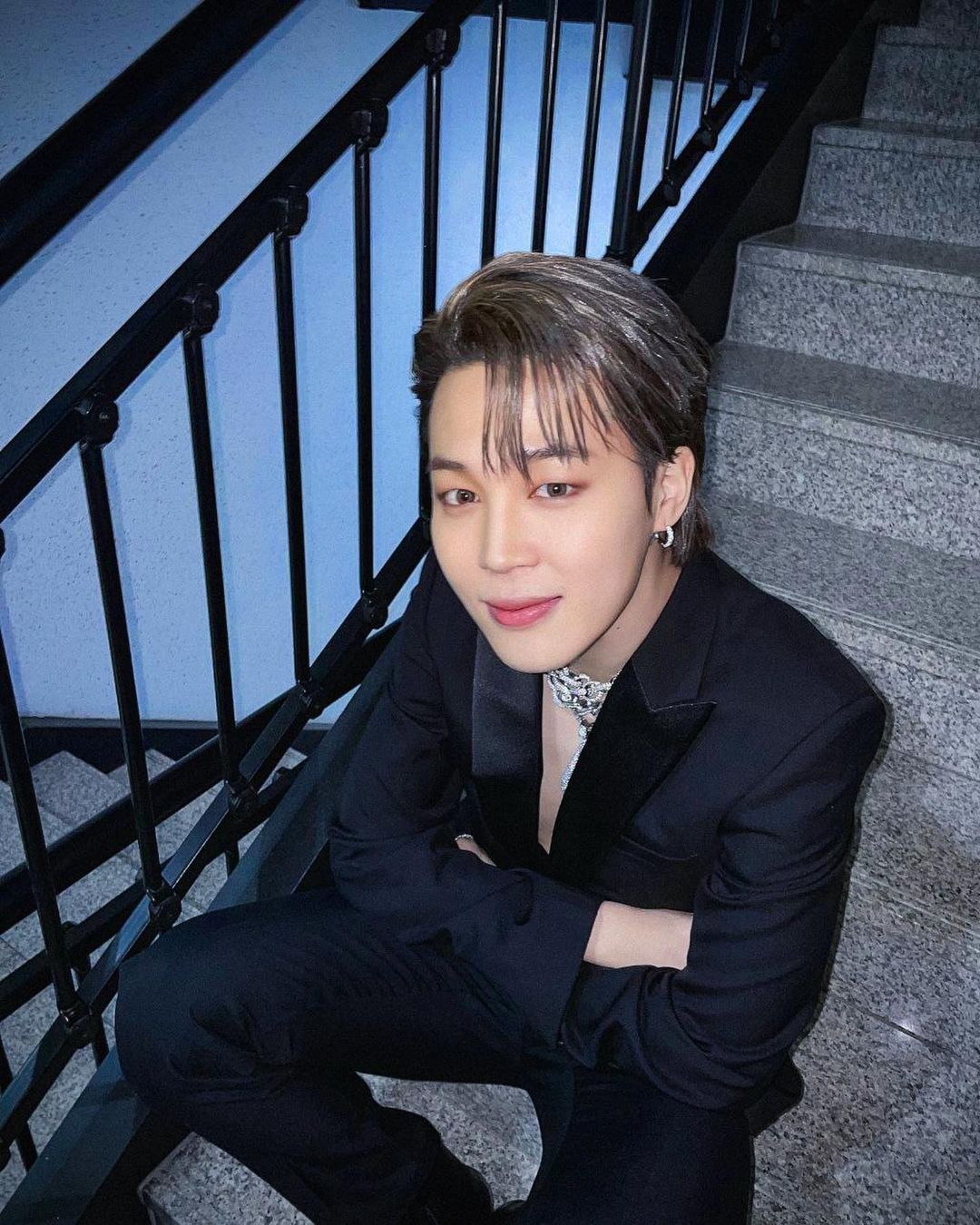 BTS・ジミン、シルバーの髪色チェンジでビジュ炸裂！黒スーツをまとった美人顔の王子様 | 歌詞検索サイト【UtaTen】ふりがな付