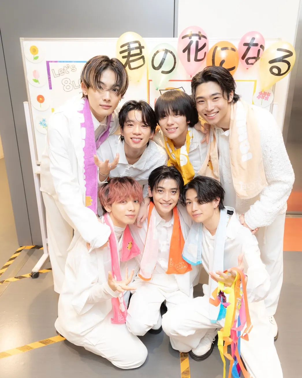 高橋文哉ら8LOOM、白衣装でキラッキラな笑顔がまぶし過ぎる！活動記録DVD発売で続編希望の声再燃 | 歌詞検索サイト【UtaTen】ふりがな付