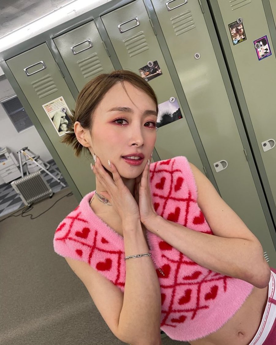 KARA・ニコル、ガーリーなピンクコーデで美腹筋チラ見せ！大人カワイイ表情にドキドキ | 歌詞検索サイト【UtaTen】ふりがな付