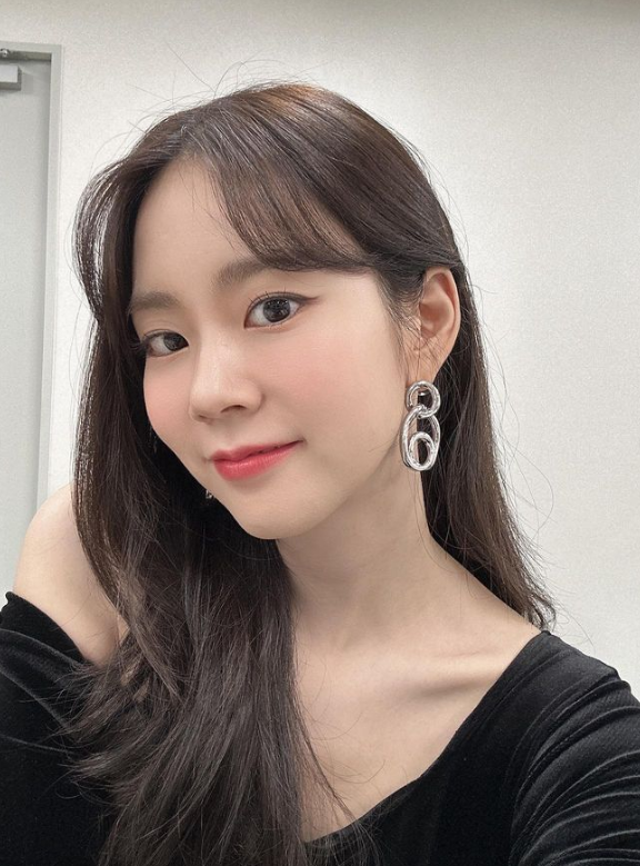 KARA・スンヨン、肩出しドレスが大人っぽ。色気溢れる微笑みはまさに女神！ | 歌詞検索サイト【UtaTen】ふりがな付