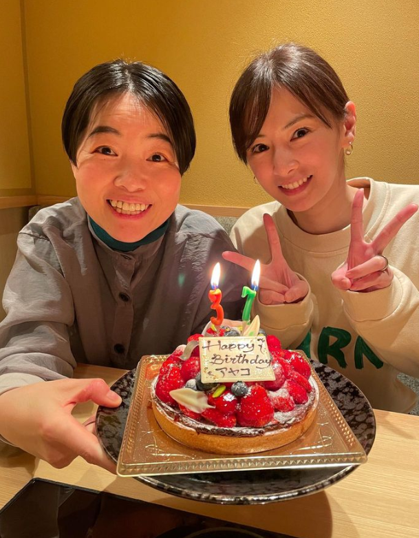北川景子、イモトアヤコの誕生日をフグとケーキでお祝い!仲良しツーショットにほっこり 歌詞検索サイト【utaten】ふりがな付
