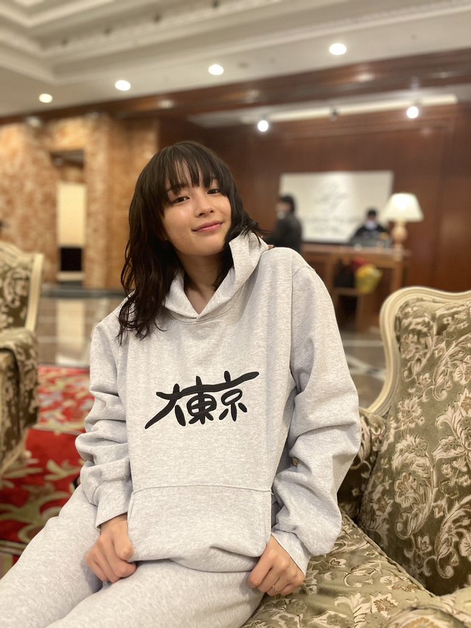 広瀬すず、大東京パーカー姿をアピール？お茶目な仕草や笑顔にキュンキュン | 歌詞検索サイト【UtaTen】ふりがな付