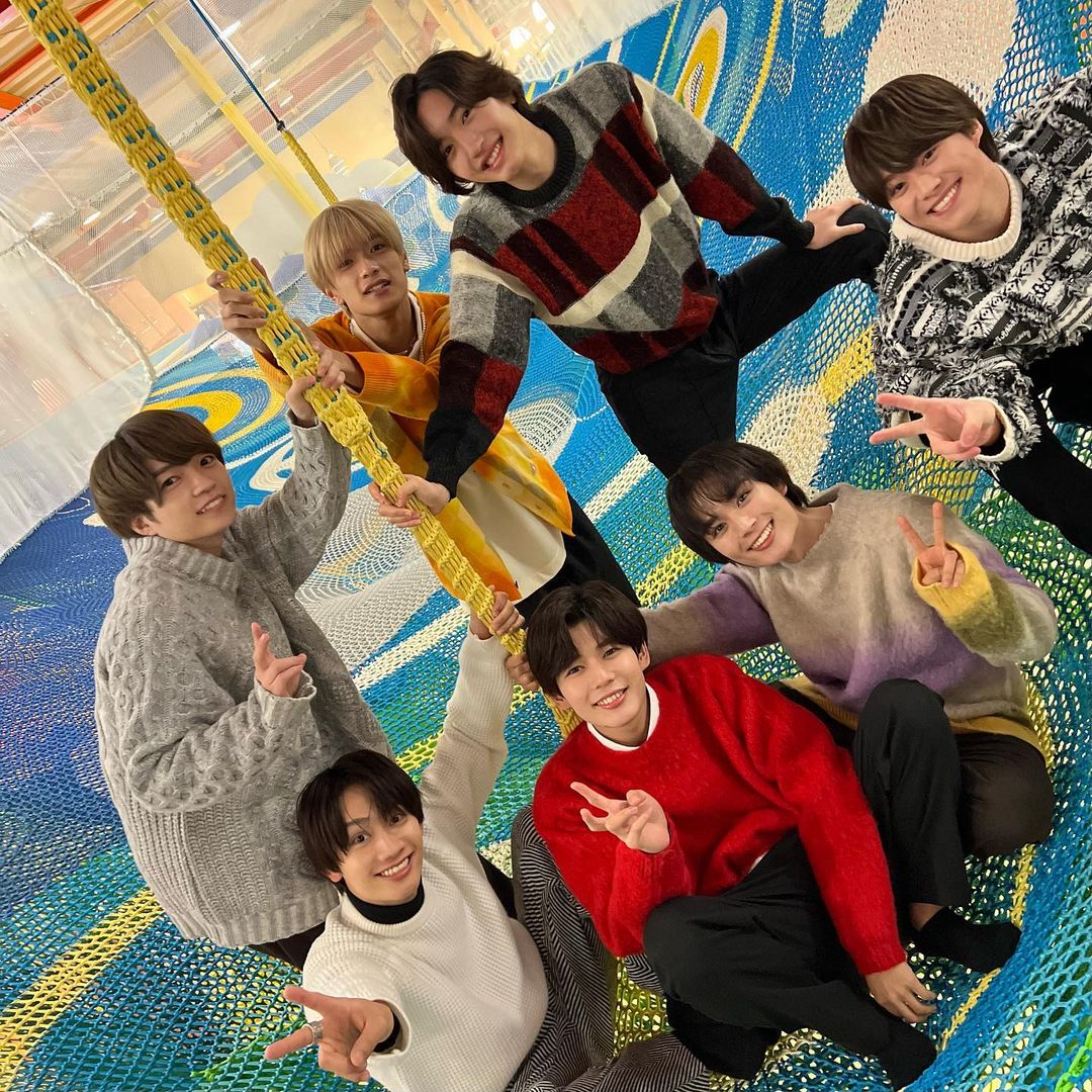 なにわ男子、ニットコーデのオフ感がたまらない！7人揃った笑顔が最強 | 歌詞検索サイト【UtaTen】ふりがな付