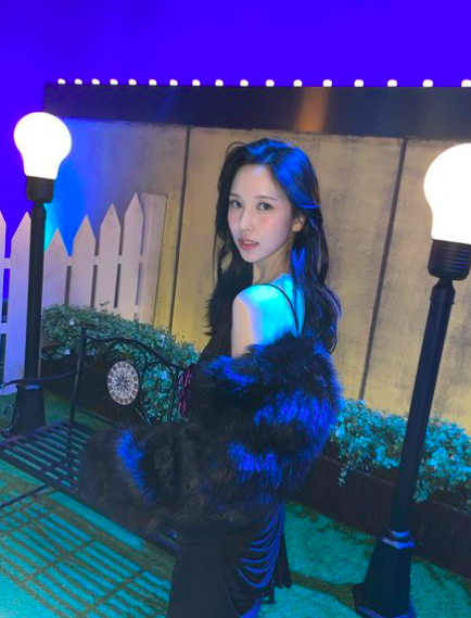 TWICE・ミナ、艶っぽ振り向きショットにドキッ！真っ直ぐな視線に吸い込まれそう | 歌詞検索サイト【UtaTen】ふりがな付