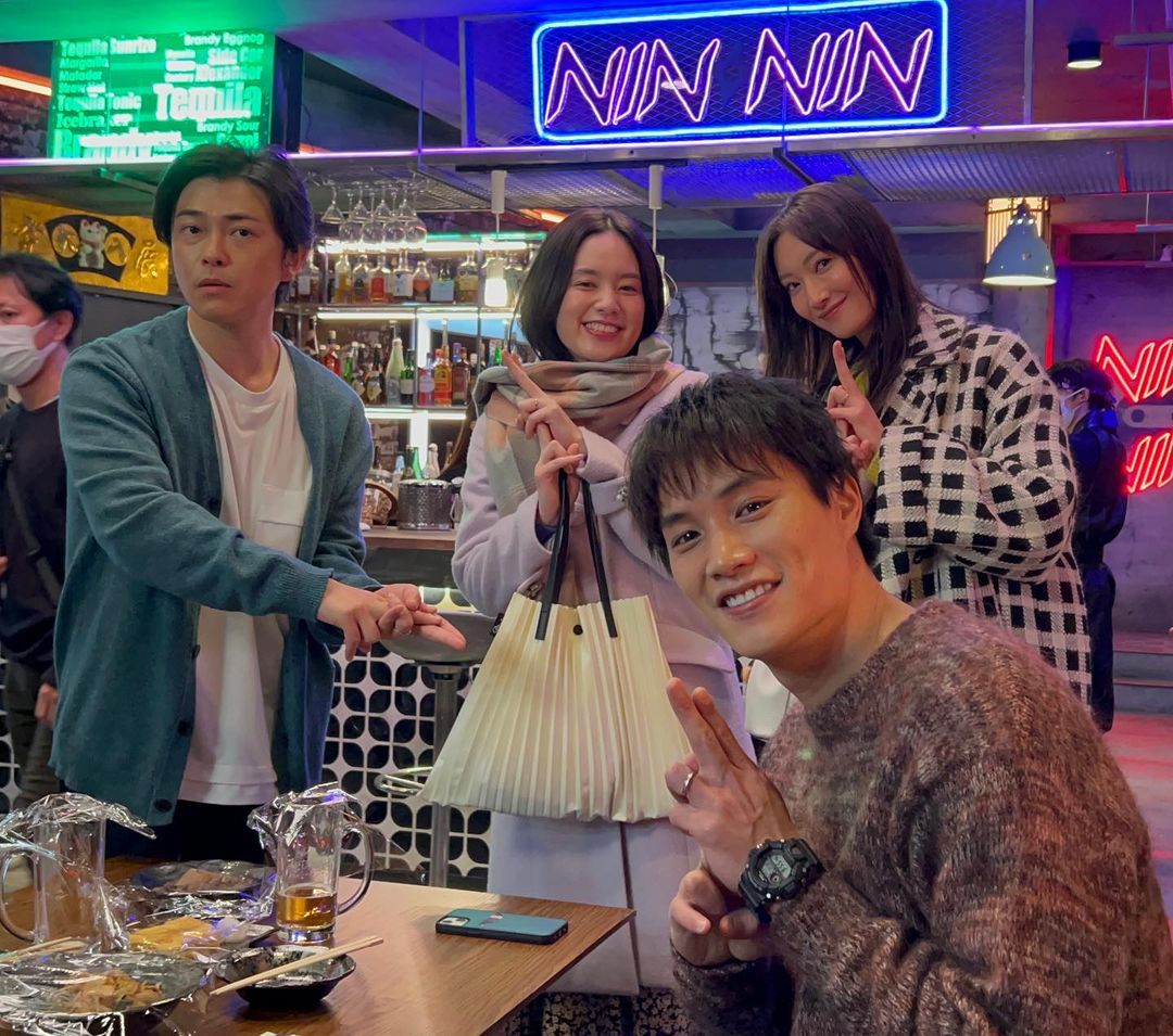 鈴木伸之、短めヘアもイケビジュ！「忍者に結婚は難しい」菜々緒らとお揃いの忍者ポーズ | 歌詞検索サイト【UtaTen】ふりがな付