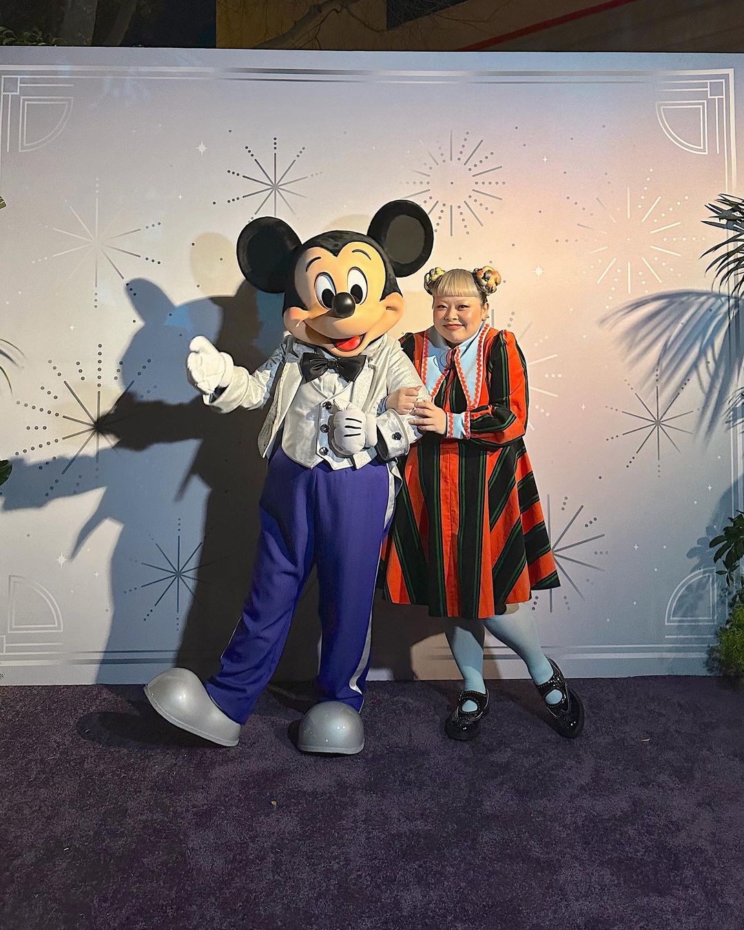 渡辺直美、ミッキーマウスにエスコートされて緊張気味？カリフォルニア・ディズニーで100周年イベントに参加 | 歌詞検索サイト【UtaTen】ふりがな付