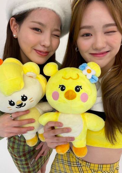 NiziU・リオ&マコ、最高のオンニペア！ビジュ炸裂の双子ショットが尊い | 歌詞検索サイト【UtaTen】ふりがな付