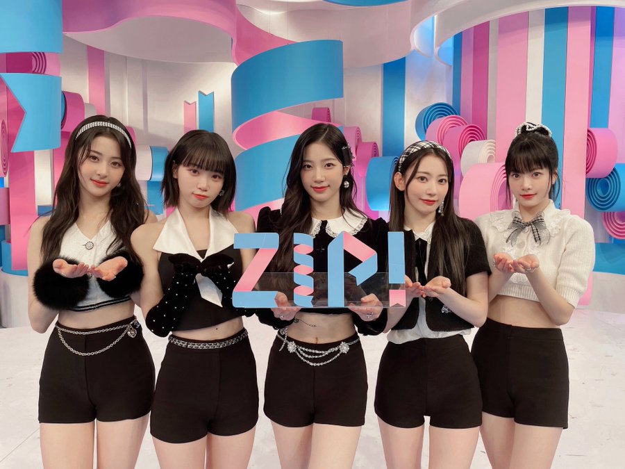 LE SSERAFIM、モノトーンのショーパン衣装が超キュート！「ZIP!」で生パフォーマンス | 歌詞検索サイト【UtaTen】ふりがな付