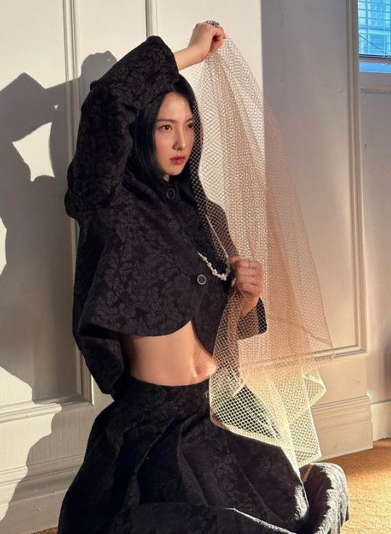 KARA・知英、美ウエスト覗かせた女神。ヨンジとのラブラブツーショットも眼福！ | 歌詞検索サイト【UtaTen】ふりがな付