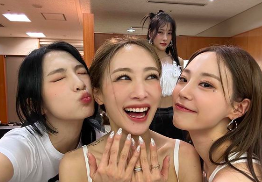 KARA・ギュリ、モテモテすぎるニコルに嫉妬？ジェラシーなお顔が微笑ましい | 歌詞検索サイト【UtaTen】ふりがな付