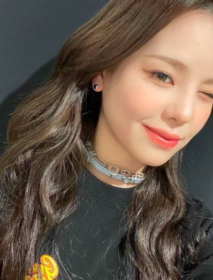 NiziU・マコ、セクシーな"目の下ほくろ"にドキッ！溢れ出る大人の色気でファンを魅了 | 歌詞検索サイト【UtaTen】ふりがな付