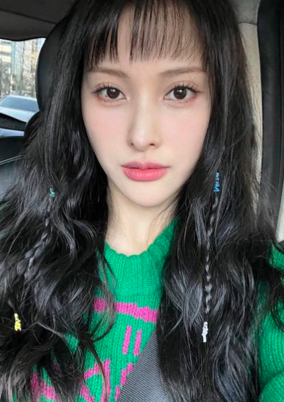 KARA・ギュリ、オン眉フワフワヘアでハブみMAX！天使すぎる女神の姿にキュンが止まらない | 歌詞検索サイト【UtaTen】ふりがな付