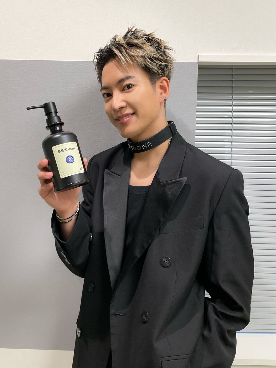 BE:FIRST・RYOKI、雑誌の1ページのような端正な美ビジュアルでグッズを紹介 | 歌詞検索サイト【UtaTen】ふりがな付