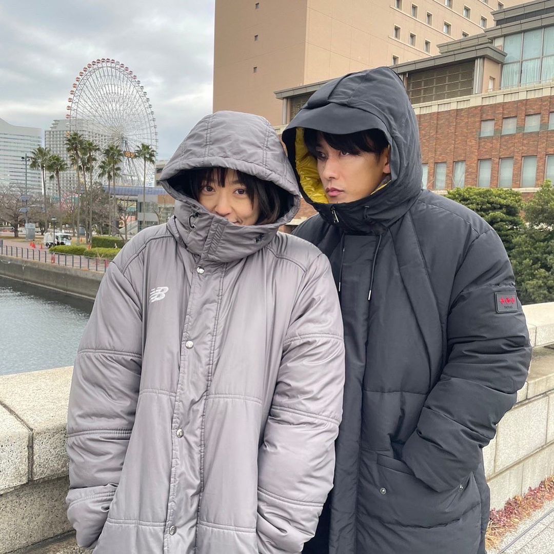 佐藤健&井上真央、ベンチコートに埋もれてもふもふ「100万回言えばよかった」寒さも忘れる仲良し感 | 歌詞検索サイト【UtaTen】ふりがな付