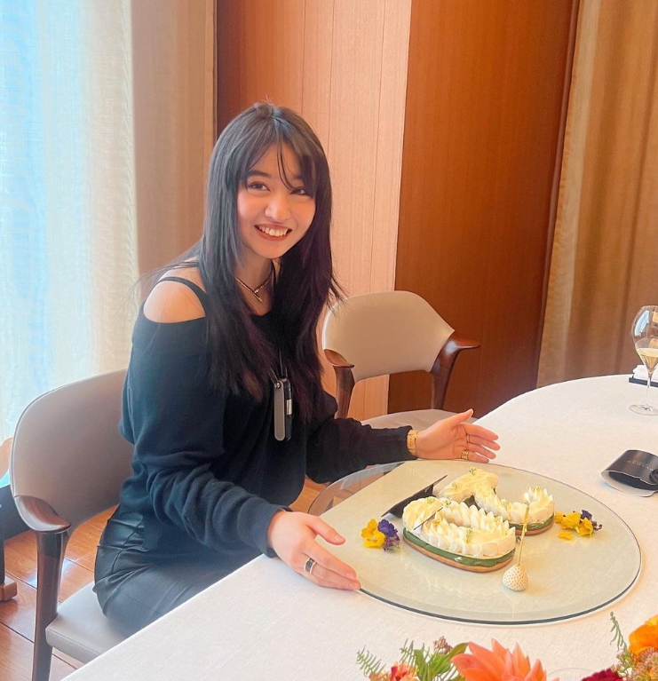 Koki、BULGARIバースデープレートを前に幸せ笑顔。大人な雰囲気漂う1枚にうっとり！ | 歌詞検索サイト【UtaTen】ふりがな付