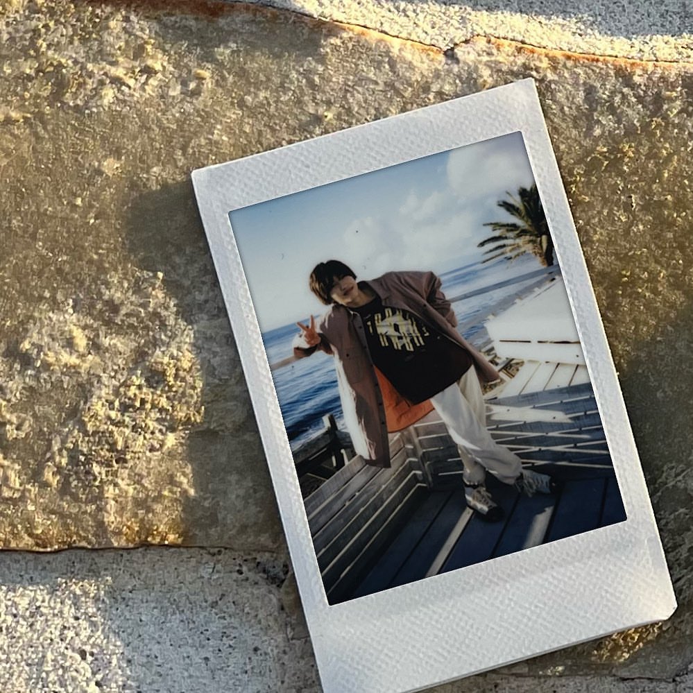 なにわ男子・道枝駿佑、海をバックに爽やかな王子スマイル！MV撮影時のエピソードまで可愛すぎ | 歌詞検索サイト【UtaTen】ふりがな付