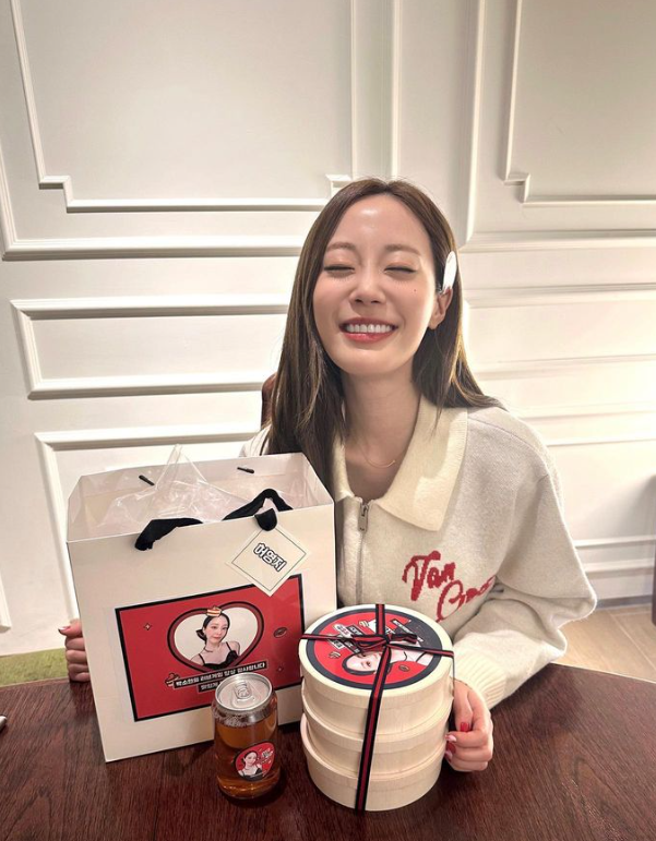 KARA・ヨンジ、たくさんのプレゼントにふんにゃり笑顔！「愛してるよ♡」ファンへのメッセージもキュン必至 | 歌詞検索サイト【UtaTen】ふりがな付