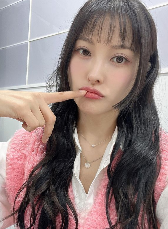 KARA・ギュリ、ピンクのふわもこベストでバブみアップ！唇ぷっくりキュートな表情にキュン | 歌詞検索サイト【UtaTen】ふりがな付