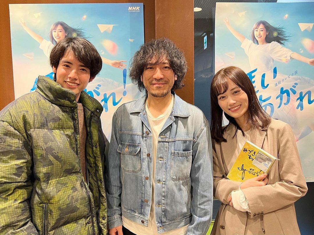 乃木坂46・山下美月&赤楚衛二「舞いあがれ！」撮影現場でback number・清水依与吏とニッコリ | 歌詞検索サイト【UtaTen】ふりがな付