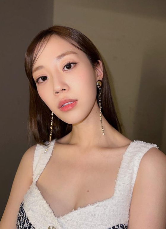 KARA・ヨンジ、大胆デコルテ見せにドキドキ！スタイルの良さに誰もが見惚れる | 歌詞検索サイト【UtaTen】ふりがな付