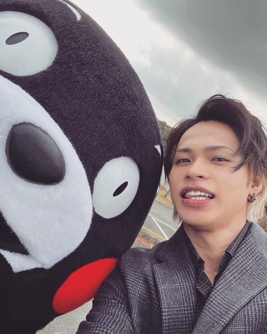 KAT-TUN・上田竜也、今度はくまモンゲット？無邪気な笑顔とさりげない舌ペロのギャップがたまらない | 歌詞検索サイト【UtaTen】ふりがな付