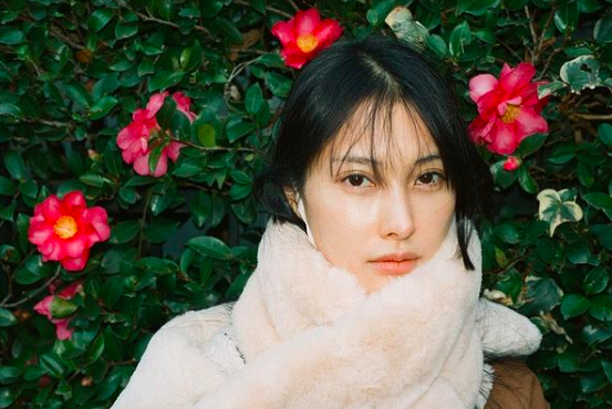 KARA・ギュリ、アンニュイな表情は美しさの極み…！椿バックのフィルム写真が女神すぎる | 歌詞検索サイト【UtaTen】ふりがな付