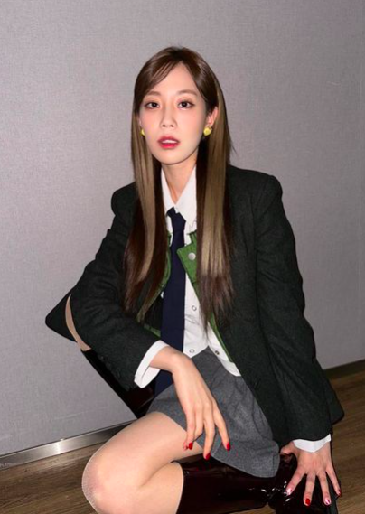 KARA・ヨンジ、制服風コーデがリアルJK！美脚スラリなミニスカ姿にドキッ | 歌詞検索サイト【UtaTen】ふりがな付