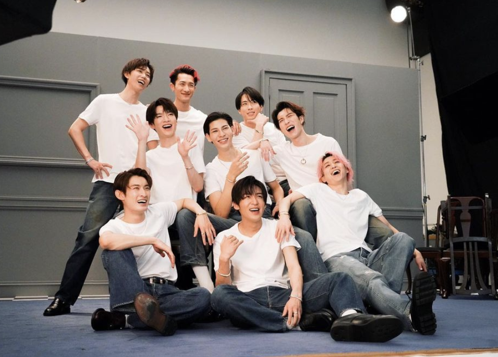 Snow Man・目黒蓮ら、9人の笑顔が眩しすぎ！白T×デニムで際立つジュエリーの輝き！ | 歌詞検索サイト【UtaTen】ふりがな付