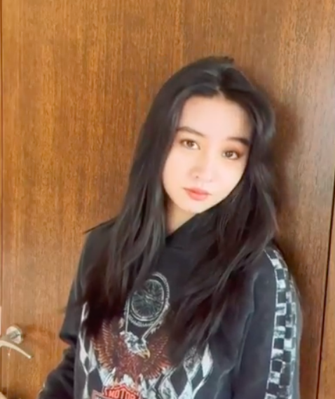 Koki、セクシーな前髪かきあげに母の面影チラリ。カジュアルな艶っぽさにうっとり | 歌詞検索サイト【UtaTen】ふりがな付