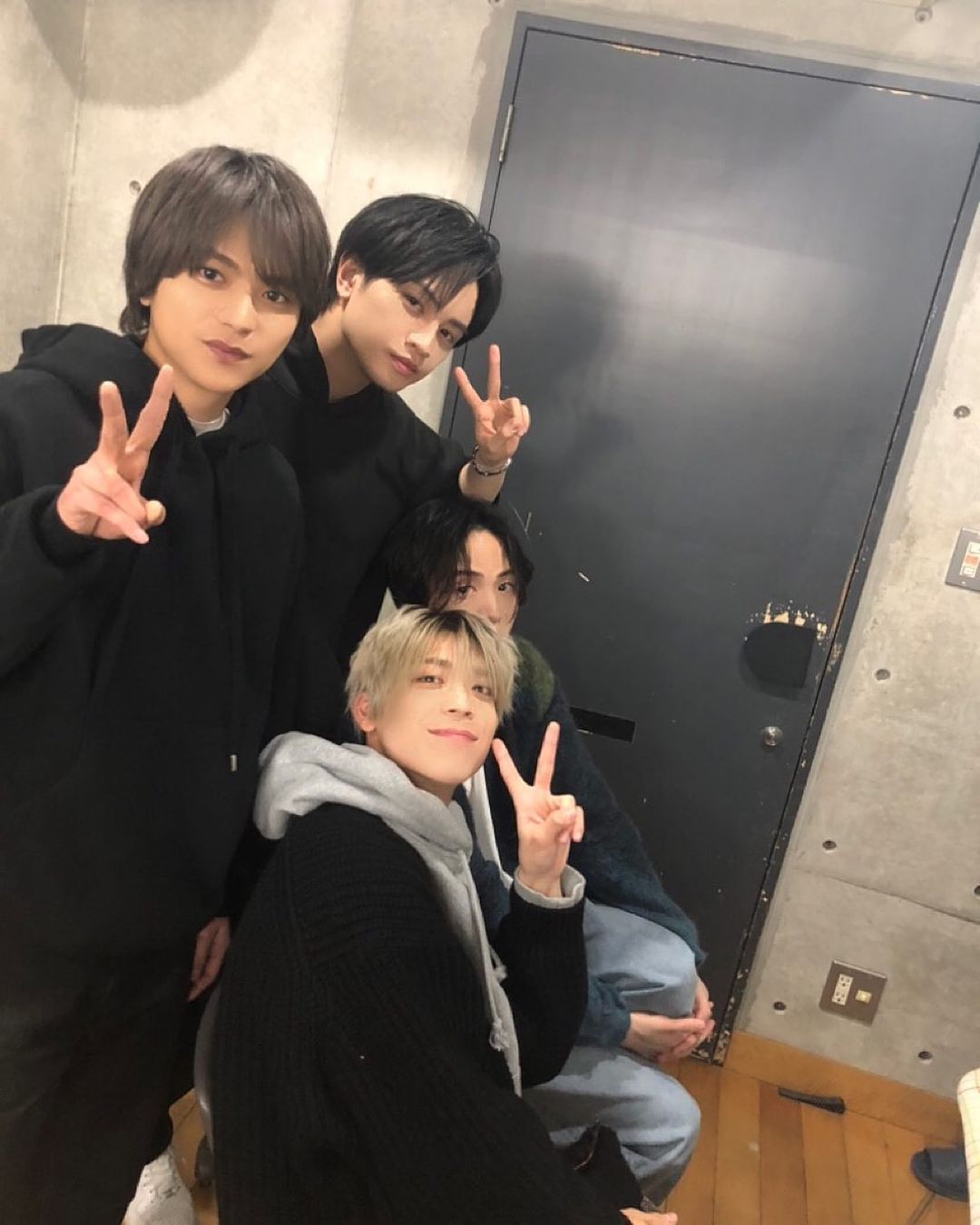 Sexy Zone、4人とも国宝級なビジュアルで美しい！さりげないピースサインも絵になっちゃう | 歌詞検索サイト【UtaTen】ふりがな付