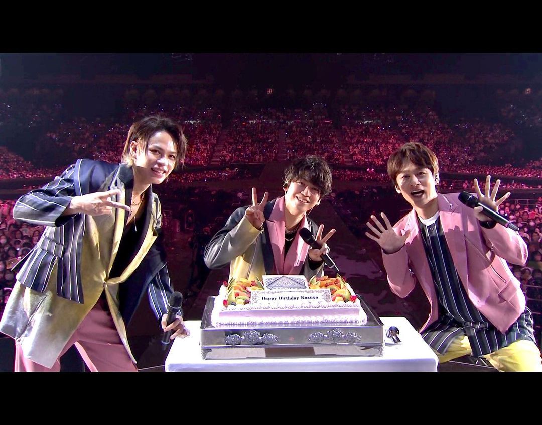 KAT-TUN・亀梨和也、上田竜也&中丸雄一とファンに囲まれてニッコリ！ケーキで誕生日をお祝い | 歌詞検索サイト【UtaTen】ふりがな付