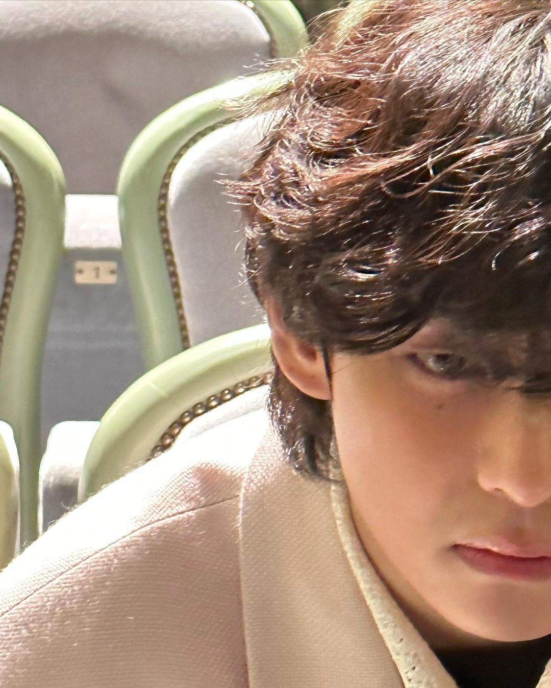 BTS・V、どアップの物憂げな表情が異次元な美しさ！鎖骨あらわで色気漂うテテにもうっとり | 歌詞検索サイト【UtaTen】ふりがな付