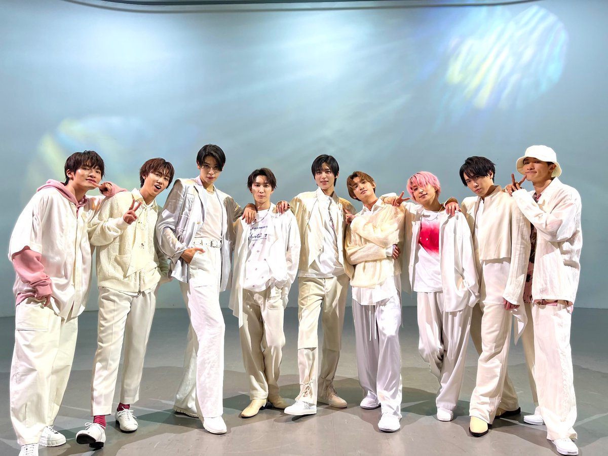 Snow Man・目黒蓮ら、王子様が大集合！メンバー密着の集合写真が眼福すぎ！ | 歌詞検索サイト【UtaTen】ふりがな付