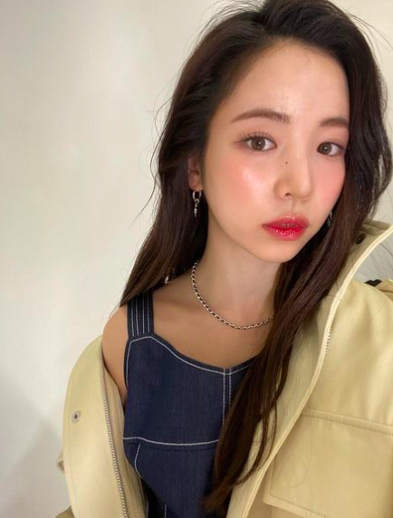 NiziU・マヤ、ツヤっぽヘアメイクに際立つオトナの魅力！バブいのに色っぽい姿にドキドキ | 歌詞検索サイト【UtaTen】ふりがな付