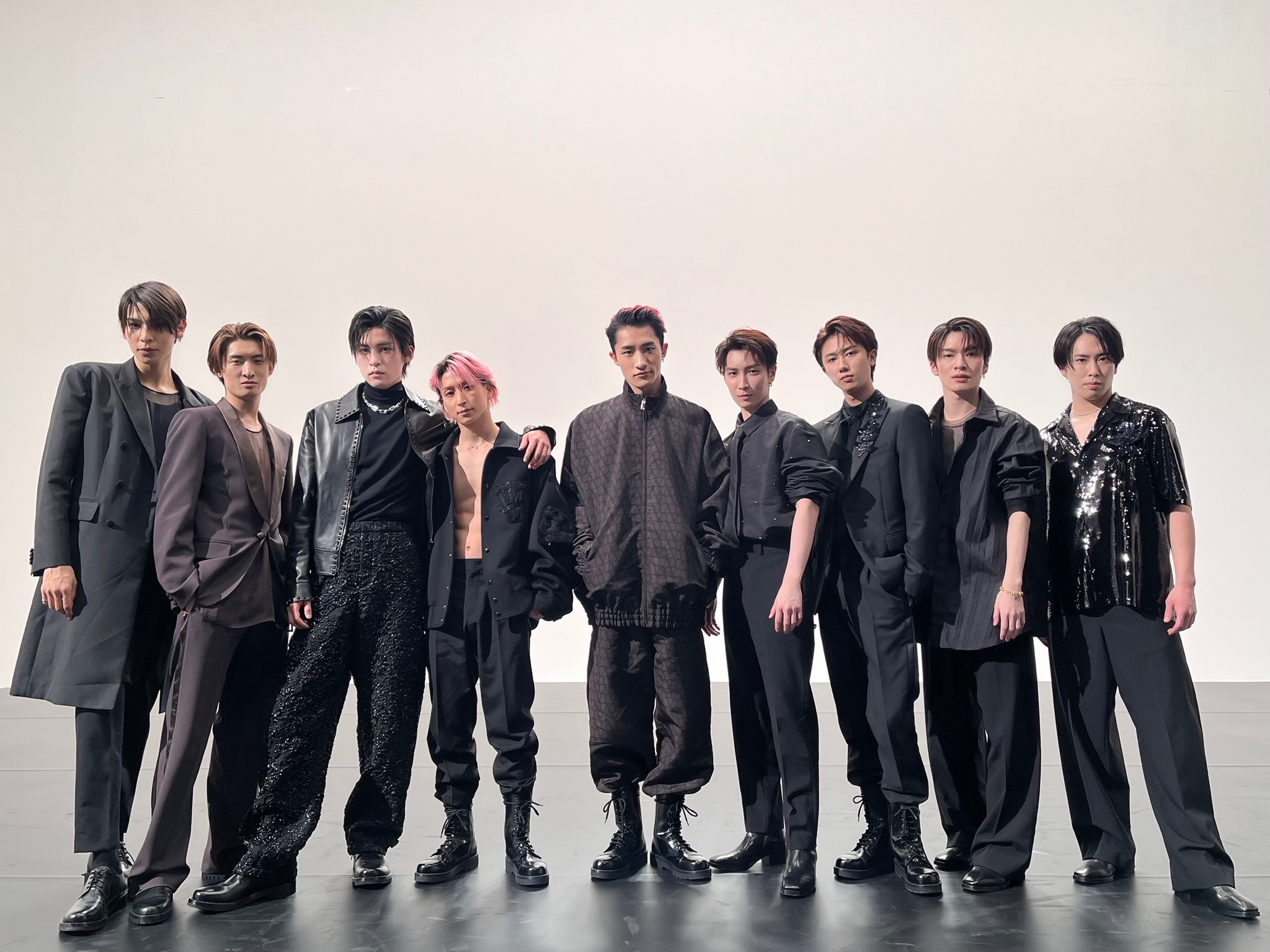 Snow Man、オールブラックの衣装でクールさ炸裂！立ち姿が絵になる黒スノ | 歌詞検索サイト【UtaTen】ふりがな付