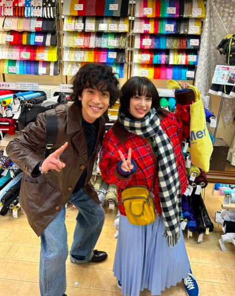 広瀬すず、黒羽麻璃央と手芸屋デート？お似合いカップルの楽しげスマイルが可愛すぎる「夕暮れに」 | 歌詞検索サイト【UtaTen】ふりがな付