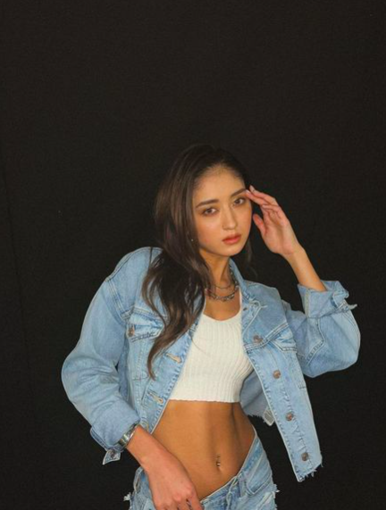 みちょぱ、デニム祭りのTGC！ヘルシー肌見せコーデでパーフェクトな腹筋見せつける | 歌詞検索サイト【UtaTen】ふりがな付