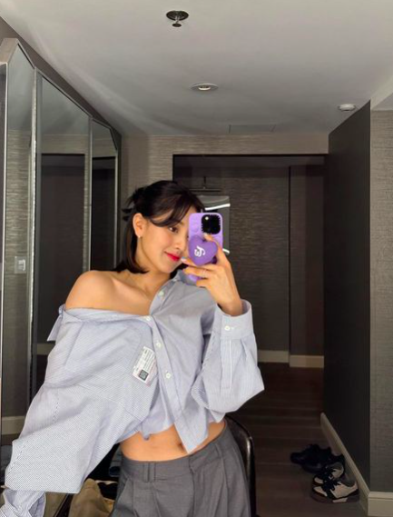 TWICE・ジヒョ、大胆肩見せシャツコーデにドキッ！艶っぽい着こなしに溢れる大人の魅力 | 歌詞検索サイト【UtaTen】ふりがな付